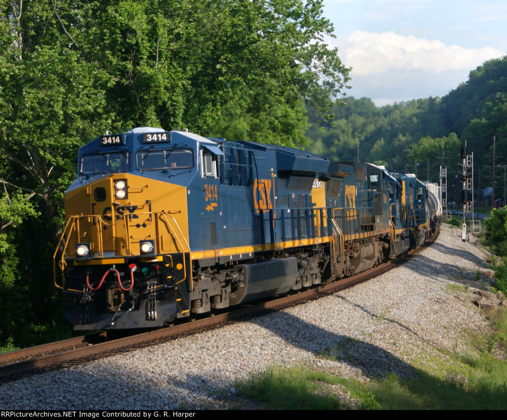 CSXT 3414 leads Q303 west past signals at the west end Reusens siding